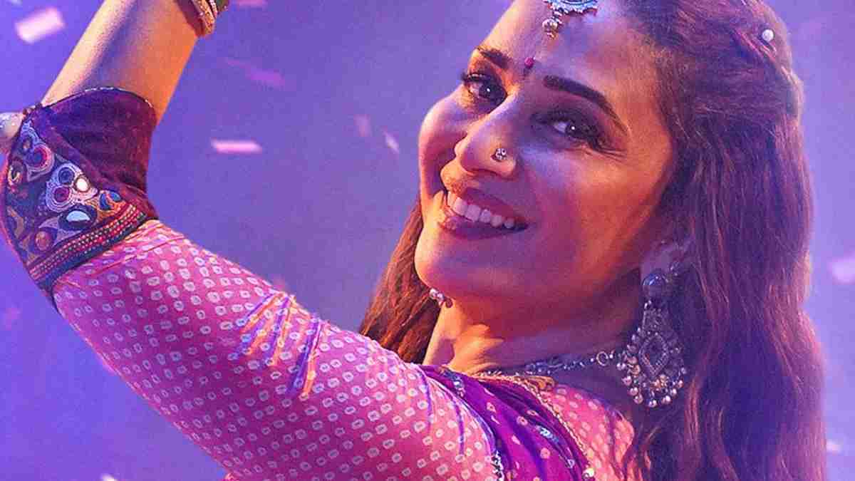 Madhuri Dixit Sets The Stage On Fire With Killer Moves On 'Maja Ma ...