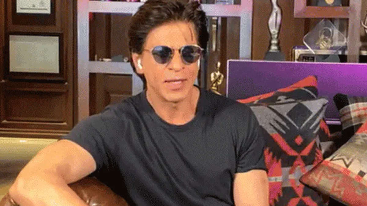 Shah Rukh Khan Consoles A Heartbroken Fan